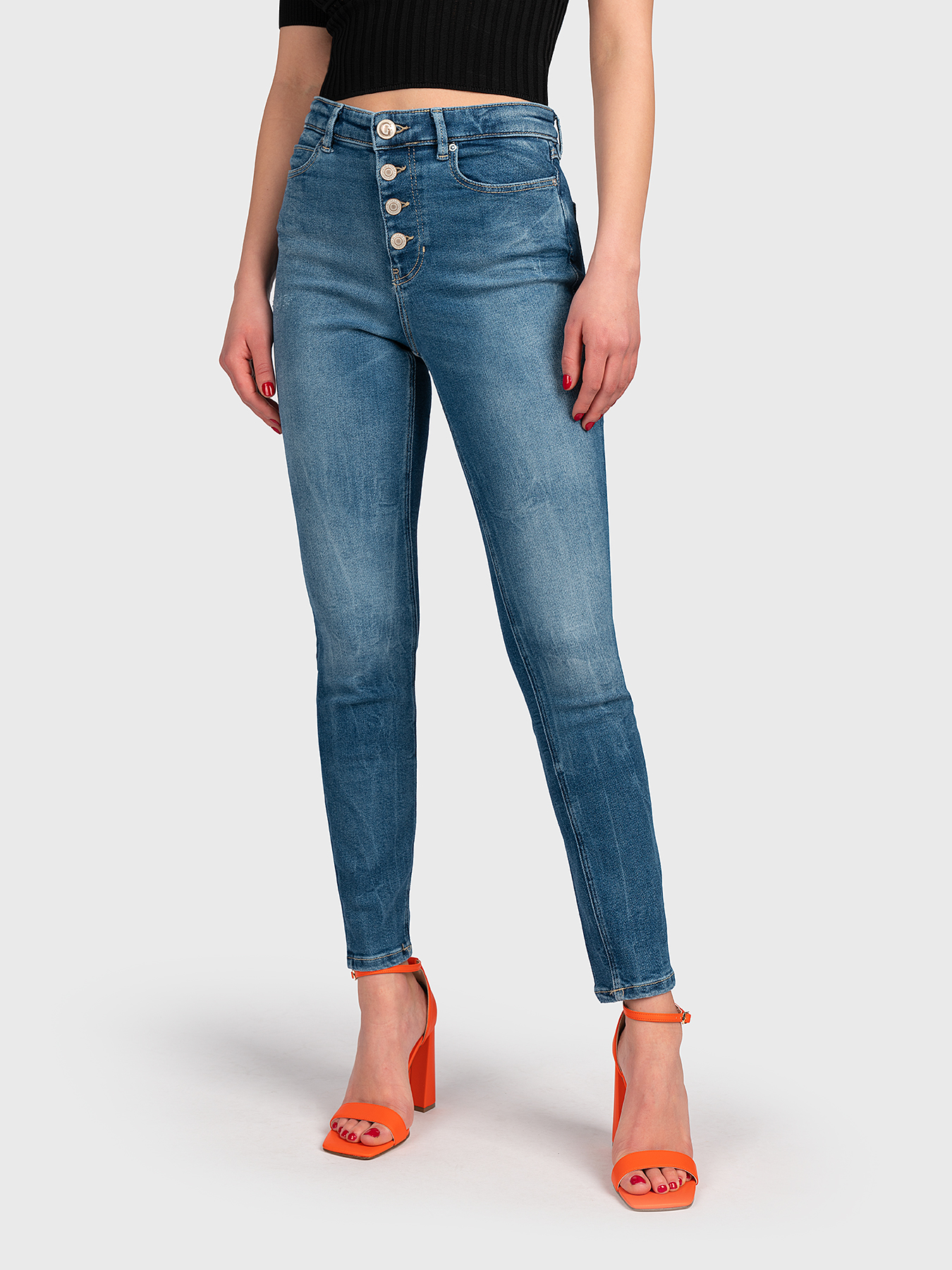 Дънки 1981 с акцентни копчета на марката GUESS — Globalbrandsstore.com